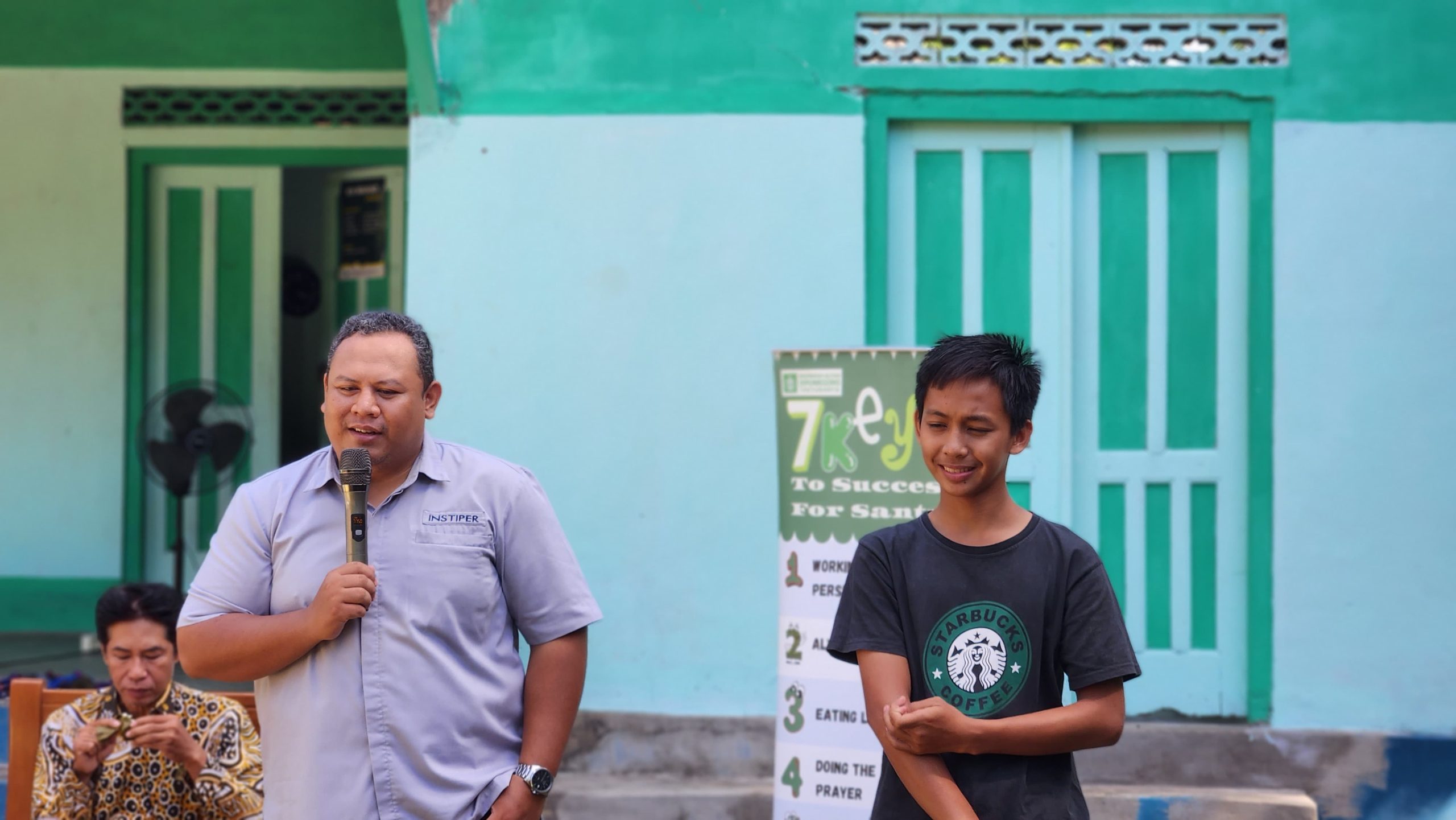 Relasi Edukasi, Dosen INSTIPER Ajarkan Bertanam Sistem Vertikultur - MA ...