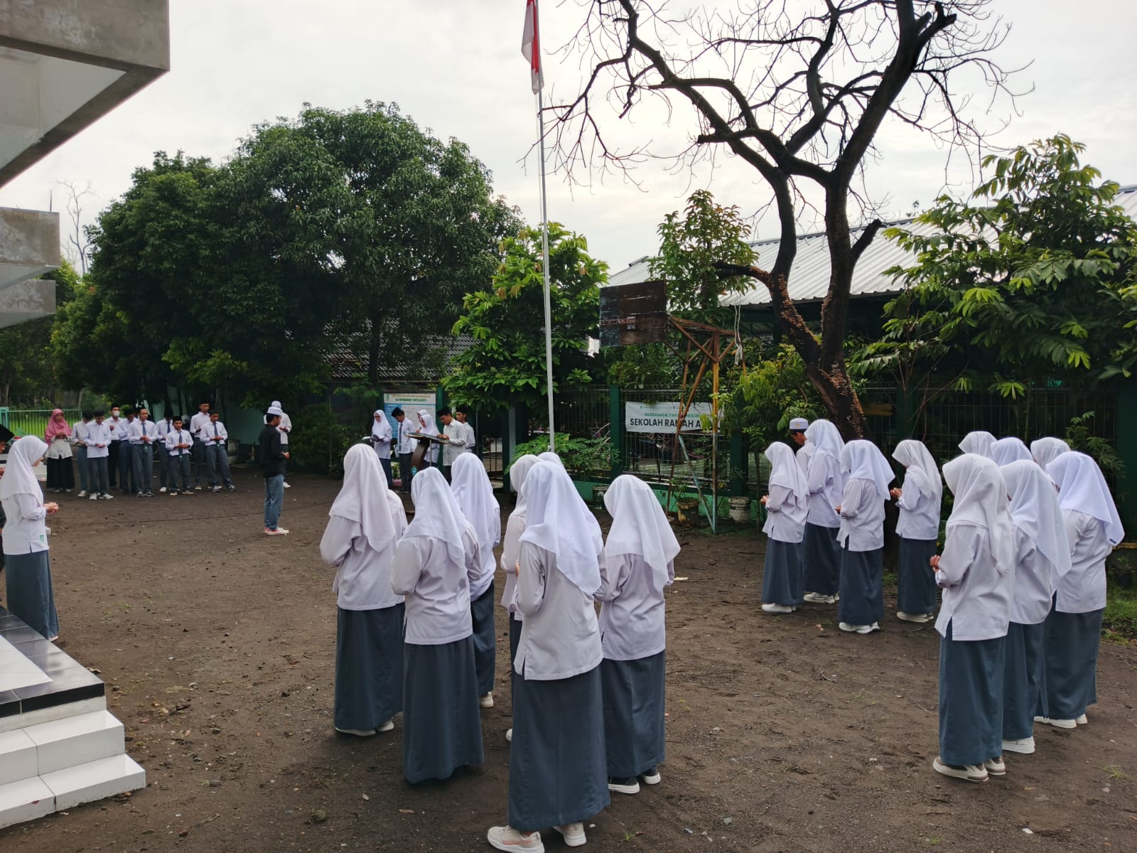 Melaksanakan Upacara Merah Putih Santri Mendapati Inspirasi Konsep Ilmu ...